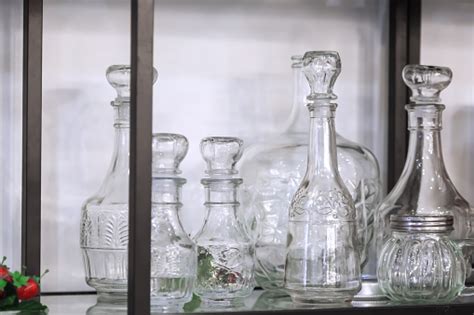 선반에 음료와 와인을위한 다양한 유리 새로운 빈 디켄터 와 캔 0명에 대한 스톡 사진 및 기타 이미지 0명 가정 주방 가정의 방 Istock