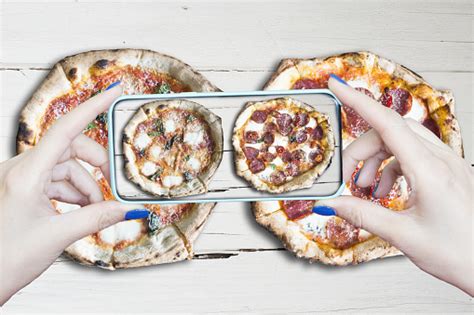 스마트폰 음식 사진 개념으로 그녀의 집에서 만든 피자를 촬영 하는 여자 모차렐라에 대한 스톡 사진 및 기타 이미지 모차렐라 목재 재료 무선 기술 Istock