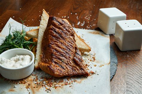 육즙이 많은 군침이 도는 립아이 스테이크와 매콤한 버터를 블랙 트레이에 넣고 야채 반찬을 곁들입니다 미국 요리 닫아 나무 배경 0명에 대한 스톡 사진 및 기타 이미지