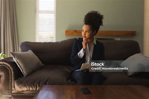 거실에서 디지털 태블릿을 사용 하는 여성 부동산 에이전트 가정 생활에 대한 스톡 사진 및 기타 이미지 가정 생활 거실 귀여운 Istock