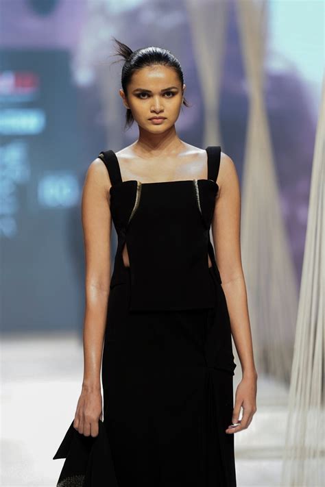 Contour 3d Slit Top Somya Goyal