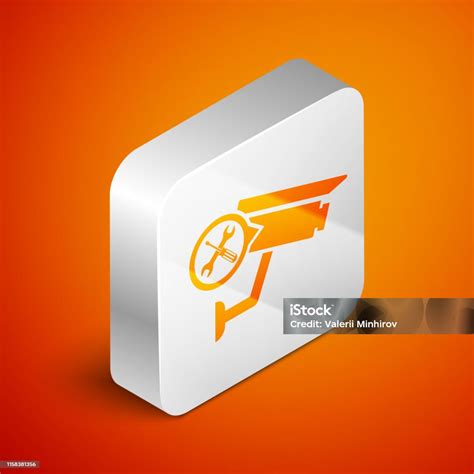 주황색 배경에 격리 된 드라이버와 렌치 아이콘이있는 아이소 메트릭 보안 카메라 조정 서비스 설정 유지 보수 수리 고정 실버 스퀘어 버튼 벡터 일러스트레이션 감시에 대한 스톡