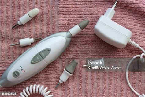 페디큐어와 매니큐어는 손톱과 발톱을 관리하고 굳은 살을 제거하기위한 다양한 사파이어 디스크 펠트 콘 및 커터로 설정됩니다 각막에 대한 스톡 사진 및 기타 이미지 Istock