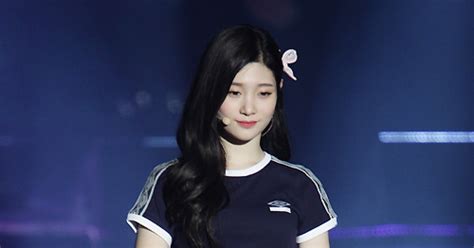 포토엔 아이오아이 정채연 돋보이는 개미허리