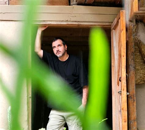 چهره جنتلمنی افشین غیاثی بازیگر نقش جاوید بیرون سریال سوجان بیوگرافی