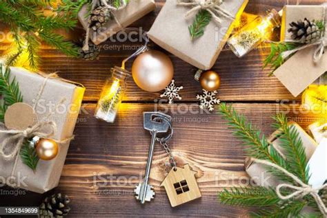 크리스마스와 새해 선물상자와 자연의 배경에 집의 열쇠 친환경 주택 모기지 대출 예약 부동산 매입 주택으로 이사 크리스마스에 대한 스톡 사진 및 기타 이미지 Istock