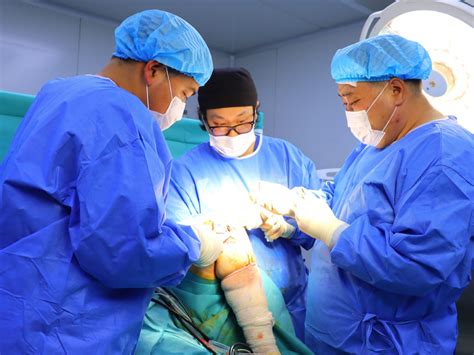 ГССҮТ ийн эмч нар үений гадаргуу мөгөөрсийг шилжүүлэх технологийг