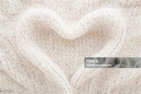 밝은 흰색 부드러운 니트 털이 많은 천으로 만든 하트 모양 연애 개념 근접 촬영 하향식 보기 개념에 대한 스톡 사진 및 기타