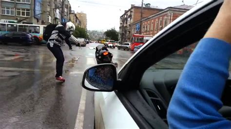 Мотоциклист танцует на светофоре Youtube