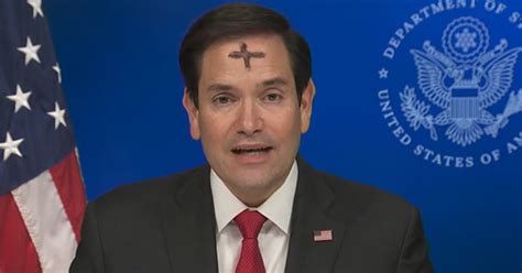 美 국무장관 이마에 검은 십자가 그린 채 트럼프가 대통령이라 다행”