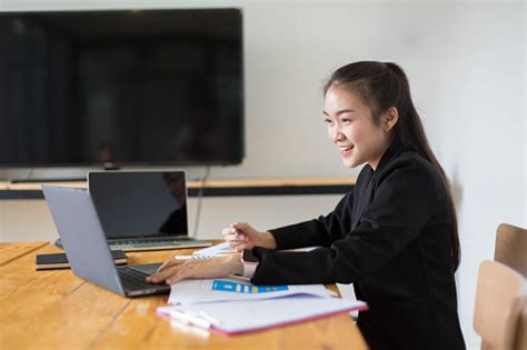 비즈니스 여성의 초상화는 책상에 앉아 노트북 컴퓨터로 작업하는 아름다운 피부를 미소 짓습니다 그래픽 타블렛에 대한 스톡 사진 및