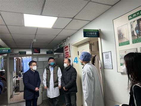 清华大学副校长王宏伟和医学学科带头人黄天荫教授一行到我院慰问医务人员 清华大学医院