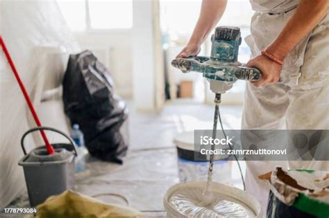 지저분한 집에서 수동 시멘트 믹서와 석고를 혼합하는 손 25 29세에 대한 스톡 사진 및 기타 이미지 25 29세 개선 건설업자 Istock