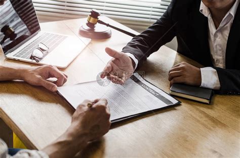 客户签署合同并与法律顾问公证人或司法律师讨论业务高清图片下载 正版图片505755700 摄图网