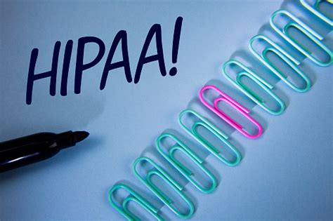 Hipaa 동기 호출 하는 텍스트를 작성 하는 단어 건강 보험 이동성 및 책임 법에 서 면 일반 파란색 배경 종이 클립 및 표식 옆에 대 한 비즈니스 개념 Health