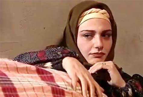 عکس خانم کوچیک در پشت صحنه سریال پس از باران؛ سال ۱۳۷۹