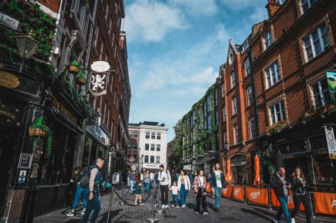 영국 런던 여행 쇼핑 소호 거리 글로시에 Glossier 가니 Ganni 레스터스퀘어 Leicester Square 플로랄