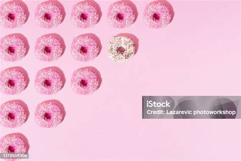 분홍색 파스텔 배경에 유약과 다채로운 부스러기가있는 삼각형처럼 분홍색과 흰색 링 도넛을 배열했습니다 무늬 공간을 복사합니다 가공육에 대한 스톡 사진 및 기타 이미지 Istock