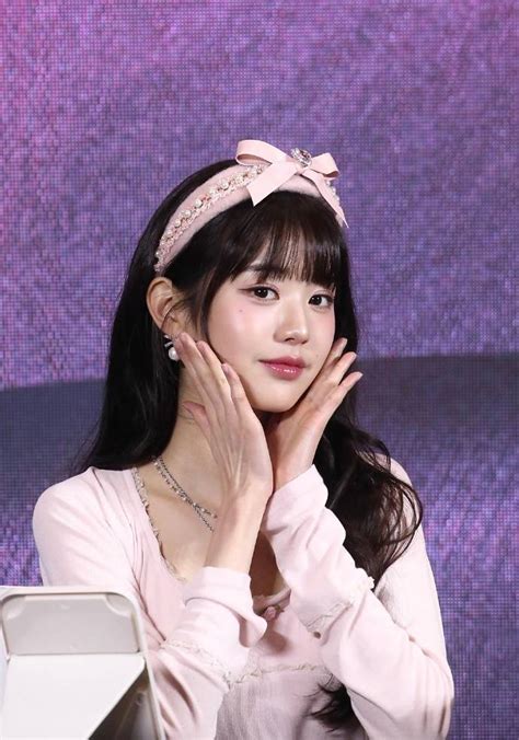 张元英头戴兔子耳朵俏皮可爱 双手比花五官美艳 搜狐大视野 搜狐新闻