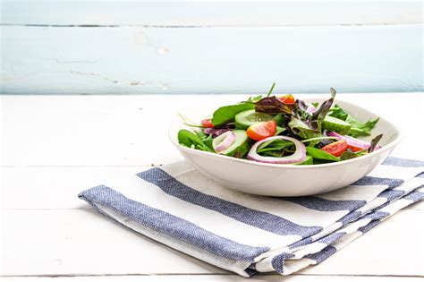 신선한 양상추와 토마토 흰색 테이블에 흰 접시에 오이 야채 샐러드 0명에 대한 스톡 사진 및 기타 이미지 0명 건강한 생활