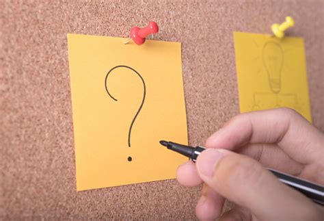 코르크 게시판 광고 판에 스티커 메모 또는 게시물에 손 Writeing 물음표입니다 간판에 대한 스톡 사진 및 기타 이미지 간판 공란 끈적거리는 Istock