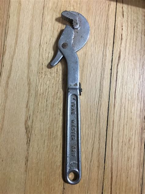 Grabbing Wrench