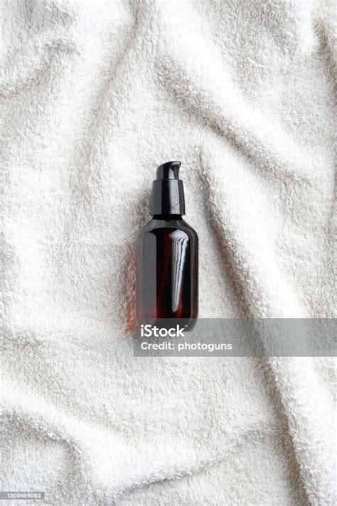 욕실에 흰색 수건에 호박색 유리 화장품 병 Spa 천연 유기농 미용 제품 디자인 플랫 레이 상단 보기 0명에 대한 스톡 사진 및 기타 이미지 Istock
