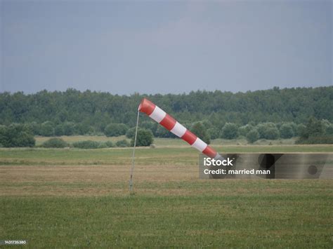 화창한 여름날 비행장의 바람 방향과 강도 표시기 빨간색과 흰색 직물로 만든 합성 제품 기상학자에 대한 스톡 사진 및 기타 이미지