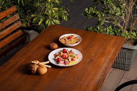 연어와 방울 토마토를 곁들인 샐러드와 나무 테이블에 새우 한 접시를 가까이서 보세요 0명에 대한 스톡 사진 및 기타 이미지 0명 건강한 생활방식 건강한 식생활