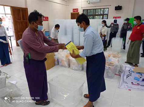 ခရမ်းမြို့နယ်အတွင်းရှိ မဲရုံအသီးသီးသို့ မဲပုံးများနှင့် မဲရုံသုံးပစ္စည