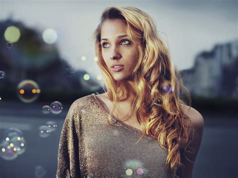 Blondes Mädchen Schau Blasen 2560x1600 Hintergrundbilder Hd Bild