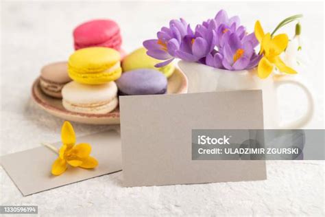 회색 종이 명함 모형 봄 눈 방울 크로커스 꽃과 회색 콘크리트 배경에 여러 가지 빛깔의 마카롱 공백 명함 측면 보기 복사 공간 정물 봄 컨셉 0명에 대한 스톡 사진 및 기타