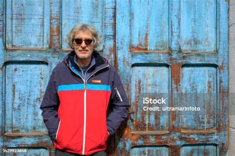 모험 활동적인 노인 스키 리조트 산악 마을에서 스키를 타고 즐기는 남자 스노우 스키어 건강한 생활방식에 대한 스톡 사진 및 기타 이미지 Istock