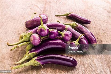 신선한 유기농 날것 그레디언트된 Brinjal 또는 에그플란트 또는 가지색 가지 채소에 대한 스톡 사진 및 기타 이미지 가지 채소 가지속 건강관리와 의술 Istock