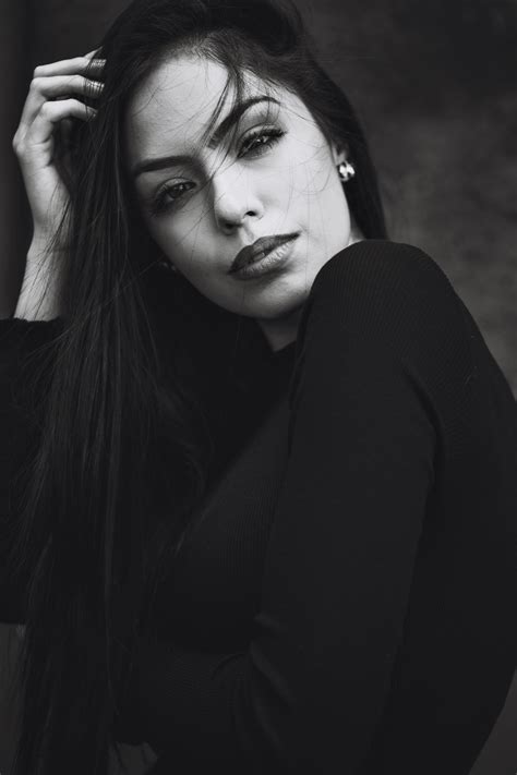 무료 이미지 얼굴 검은 말뿐인 아름다움 검정색과 흰색 코 피부 긴 머리 레이디 헤어 스타일 사진 촬영 이마 흑백 사진 모델 초상화 흑발