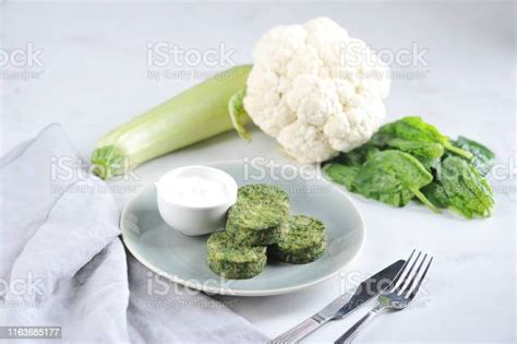 시금치 호박 콜리플라워로 만든 야채 커틀릿 배경 애호박 콜리플라워 시금치 건강한 식습관의 개념 건강한 생활방식에 대한 스톡 사진 및 기타 이미지 Istock