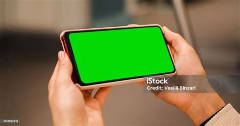 수송 중에 수평 녹색 스크린 전화를 들고있는 클로즈업 손 여성에 대한 스톡 사진 및 기타 이미지 여성 여자 영화 Istock