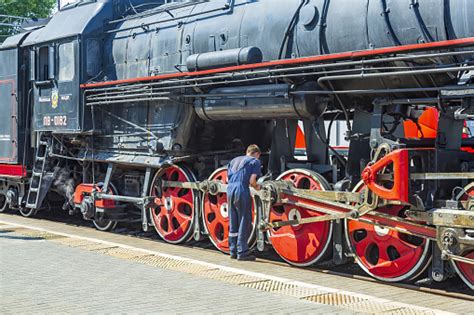 기차역에서 검은 색 복고풍 증기 기관차를 확인하는 작업자 객차에 대한 스톡 사진 및 기타 이미지 객차 검사 보기 검은색 Istock