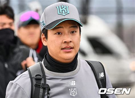 ‘형이 왜 여기서 나와 도미니카 향한 2군 홈런왕 Ml 1조원 사나이 영접하다“연예인 보는 기분”