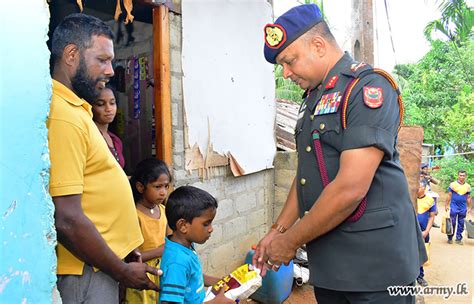 11 පාබල සේනාංකයේ සම්බන්ධීකරණයෙන් වියළි ආහාර සලාක පාර්සල් සහ පාසල් උපකරණ