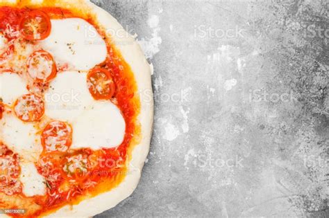 피자 치즈 토마토와 바질과 회색 배경에 보기 상위 공간을 복사 합니다 음식 배경 고기에 대한 스톡 사진 및 기타 이미지 고기 그린 올리브 노랑 Istock