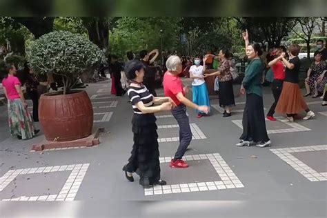 85岁大爷和两位美女姐姐跳舞，配合默契舞姿很优美，太经典了