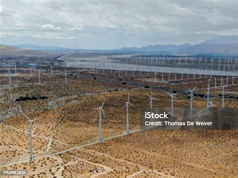 팜 스프링스 사막에서 전기를 생성 하는 풍력 터빈의 공중 보기 공중 뷰에 대한 스톡 사진 및 기타 이미지 공중 뷰 미국