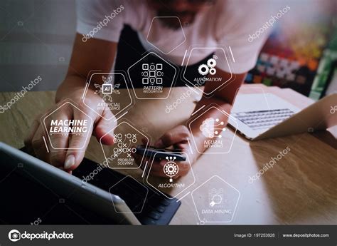 机器学习技术图与人工智能 神经网络 自动化 数据挖掘在 设计人员使用智能电话和键盘停靠数字平板电脑 — 图库照片©everythingposs