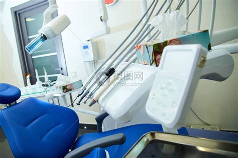 牙医诊所牙医椅上的现代金属牙医工具和抛光器牙医办公室的不同牙高清图片下载 正版图片506269586 摄图网
