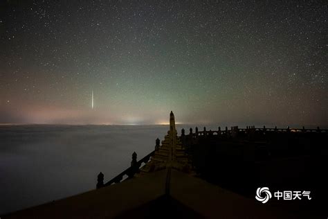 15日凌晨双子座流星雨迎极大 闪耀流星扮靓峨眉山冬夜 图片频道
