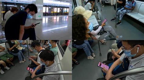 看手机刷手机低头族地铁上玩手机刷抖音视频素材下载