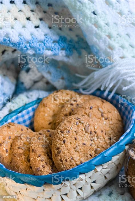 흰색과 파란색 격자 무늬에 파란색 체크 무늬 바구니 근처 해바라기 씨로 만든 귀리 쿠키 갈색에 대한 스톡 사진 및 기타 이미지 갈색 건강하지 못한 생활방식 건강한
