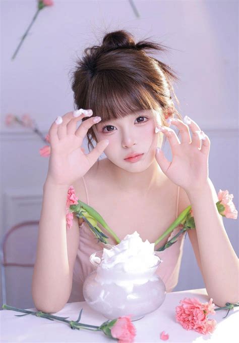 甜美少女身穿粉色吊带 扎个小丸子头甜美可爱 搜狐大视野 搜狐新闻