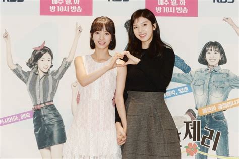 누가 남자들한테 인기 더 많을까요  Mlbpark